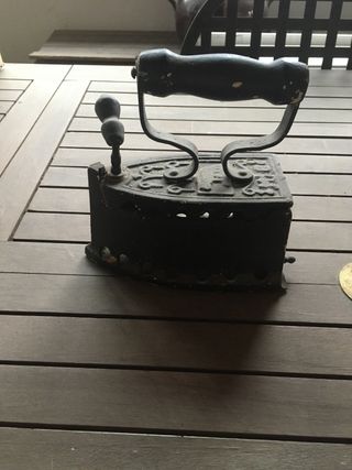 Piccolo ferro da stiro in ferro vintage 