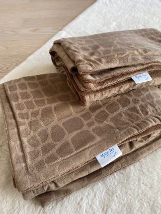 Due coperte singole marroni 