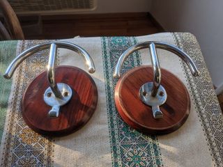 coppia attaccapanni cromati con basamento in noce 