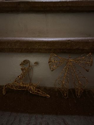 Renna e fiocco dorati per natale