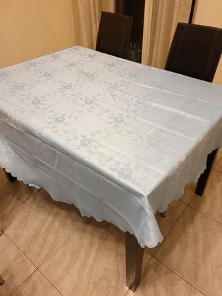 Tovaglia rotonda celeste con motivo a fiori