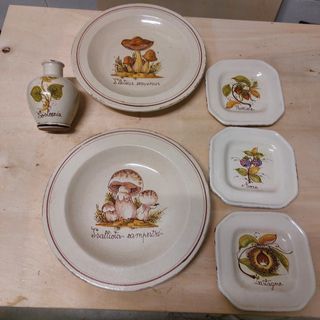 set piatti e quadretti in ceramica per cucina