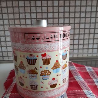 bella scatola in latta per dolci