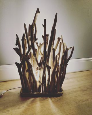 Lume con legni di mare