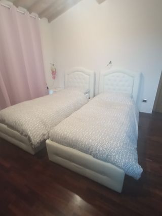 2 letti singoli con contenitore 