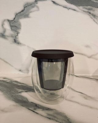 Bicchiere con infusore di the