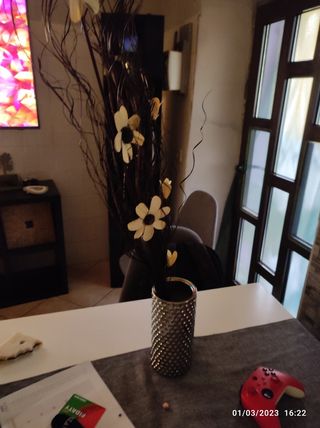 vaso con fiori finti 