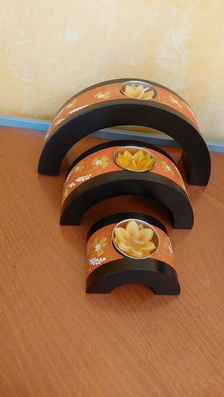 soprammobile in legno dipinto a mano