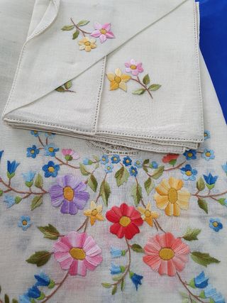 Tovaglia ricamata a mano 