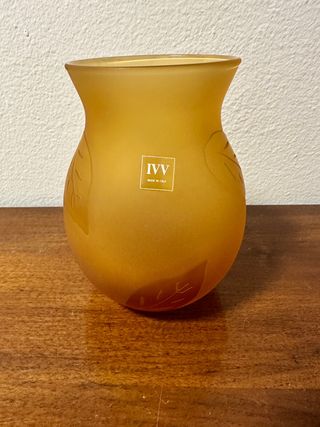 Vaso IVv con foglie 