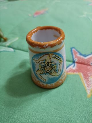 vaso trinacria in ceramica 