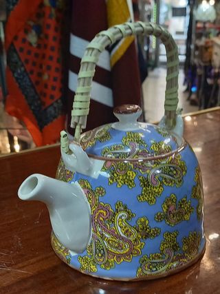 teiera dipinta in porcellana