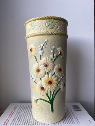 Vaso in ceramica con decoro floreale a rilielo 