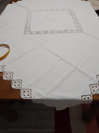 tovaglia o tappeto uncinetto a mano bianca