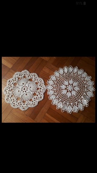 N.2 centrini vintage fatti a mano  cm.18 e 21