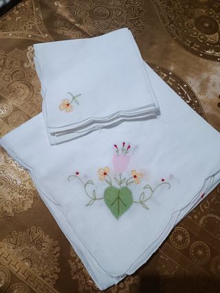 tovaglietta da the ricamata a mano 