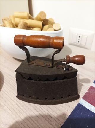 antico ferro da stiro a carbone in ghisa fine '800