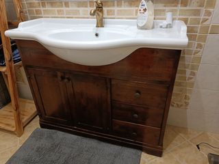Mobile bagno con lavello in ceramica e rubinetto