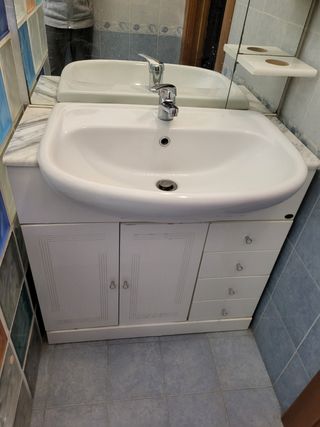 Mobile bagno, lavabo e specchio