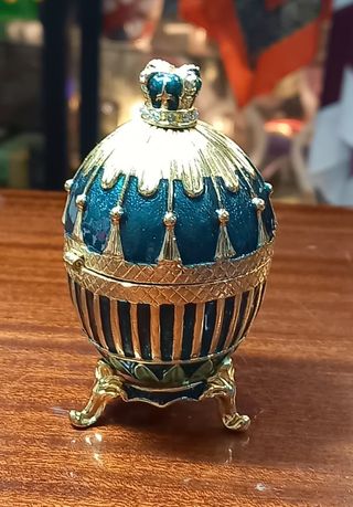 uovo in metallo incastonato di pietre dure