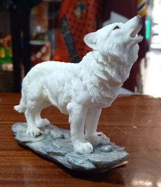 statuina rappresentante un lupo