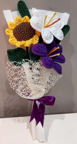 Mazzo di fiori ad uncinetto.