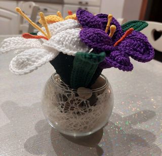 Vaso con fiori fatti ad uncinetto.