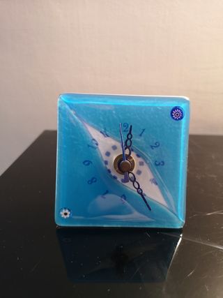 orologio da tavolo in vetro e piccoli decori 