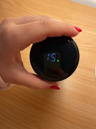 borraccia con schermo che indica temperatura