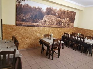 Tavoli e sedie in legno 