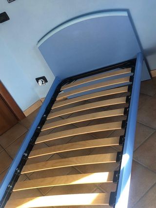 Struttura letto una piazza, più materasso e rete.