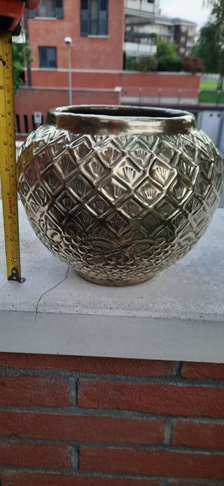 Vaso in ottone cesellato a mano