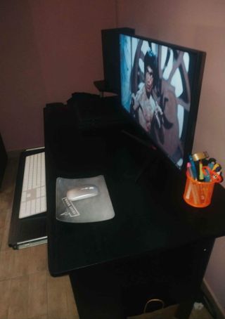 Scrivania di legno nera con scompartimenti