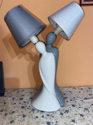 Lampada moderna con coppia intrecciata