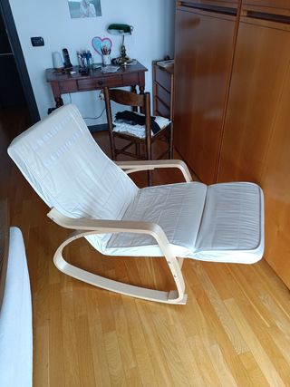 Poltrona oscillante con poggiapiedi regolabile 