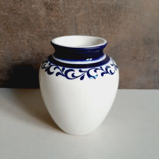 Vaso in ceramica con decorazioni blu navy 