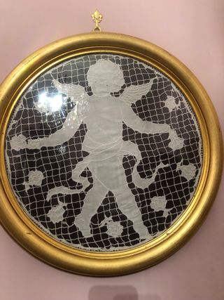 Putto ricamato a mano su stoffa di lino