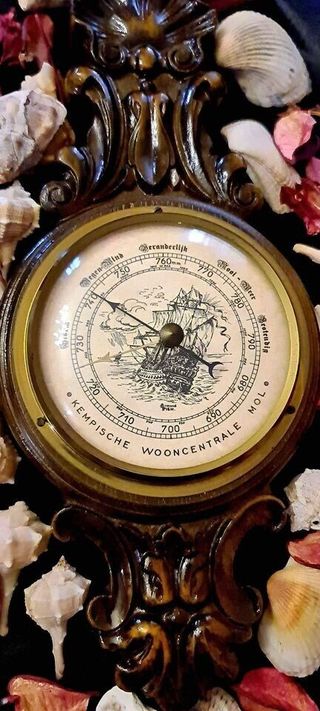 Antico barometro in legno