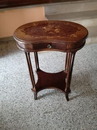 Tavolino in legno noce intarsiato 