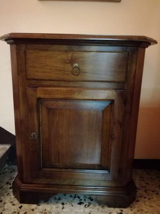 Credenzina in noce massiccia