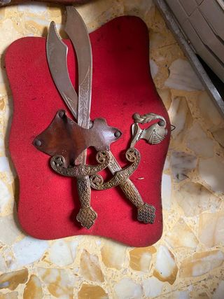 due coppie di scimitarre da parete 
