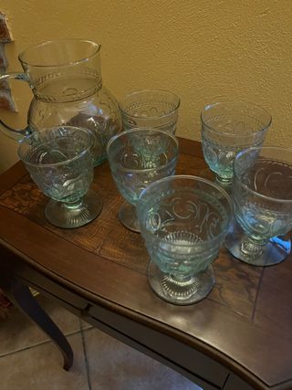 Bicchieri e brocca da cocktail