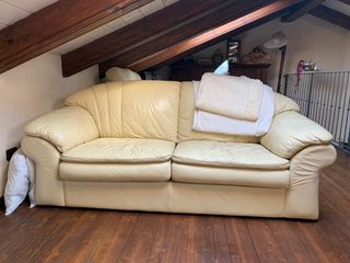 Vendo divano simil pelle