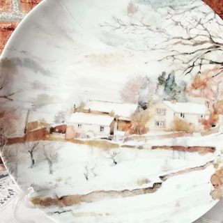 Piatto di porcellana decorativo, disegnato a mano