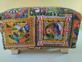 Coppia di pouf poggiapiedi artigianali.