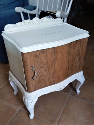 comodino dipinto a mano in stile shabby chic.