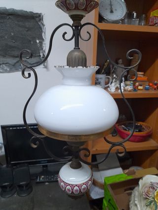 lampadario in ferro battuto e porcellana
