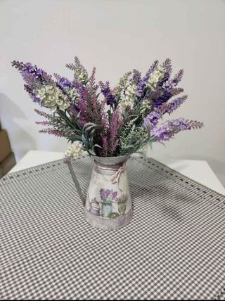 Vaso latta shabby chic con fiori lavanda finti 