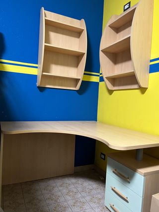 Scrivania con mensole e comodino