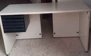 scrivania con piccola cassettiera 